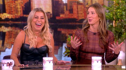 Ashley Hesseltine and Rayna Greenberg of 'Girls Gotta Eat' podcast ...